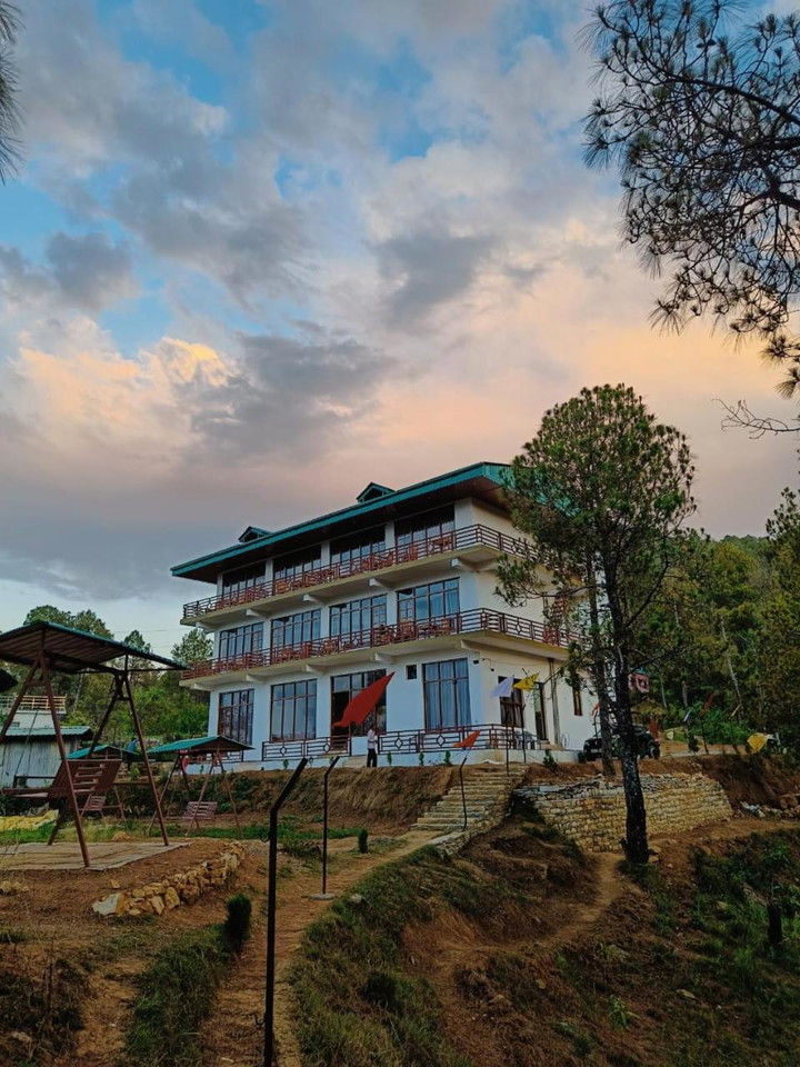 Lap Of Himalayas Resort - Kausani