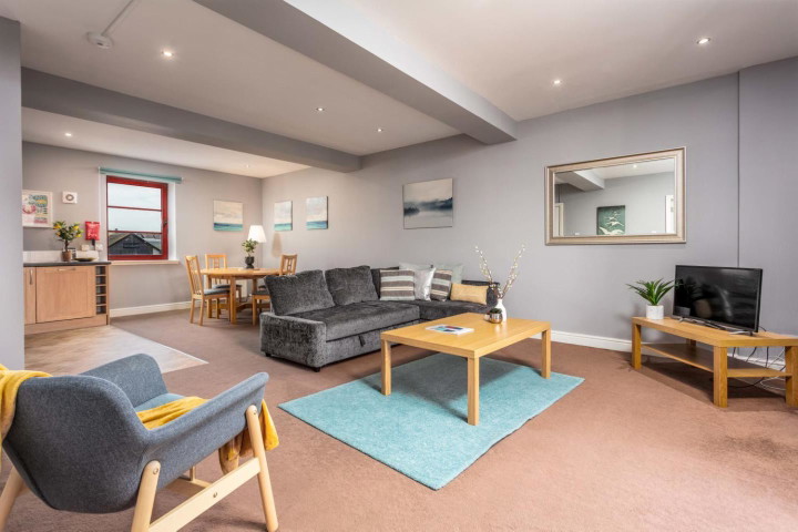 Elliot Suite No15 - Donnini Apartments - Ayr, UK