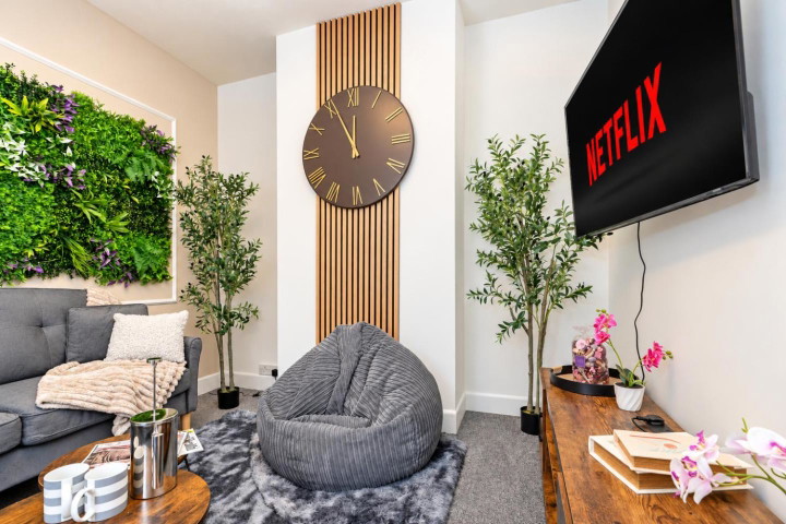 Modern Family Home With Private Garden - Fareham
