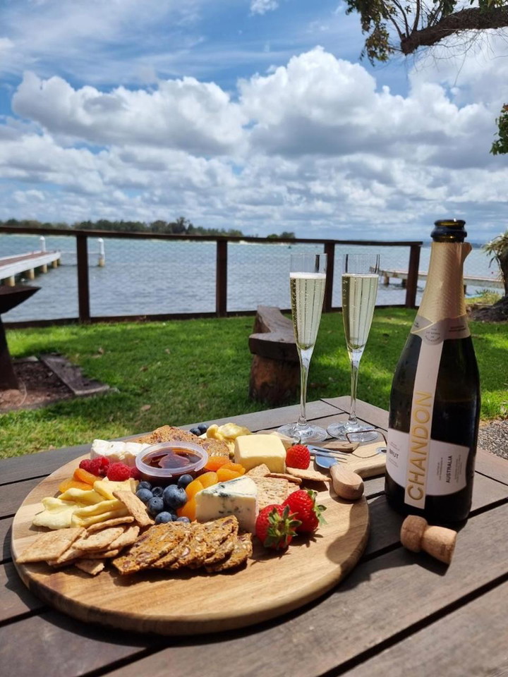 Serenity By The Lake - Romantic Waterfront Couple's Getaway - Newcastle
