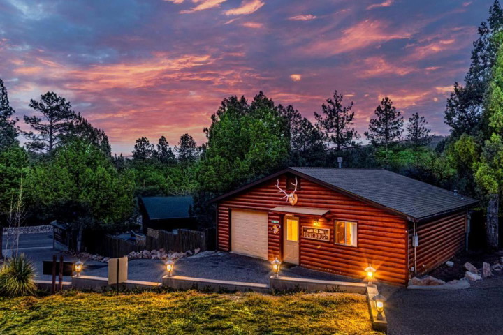 Cabin #6 Bobcat Bunkhouse - Pet Friendly - King Bed - Sleeps 4 - Arizona