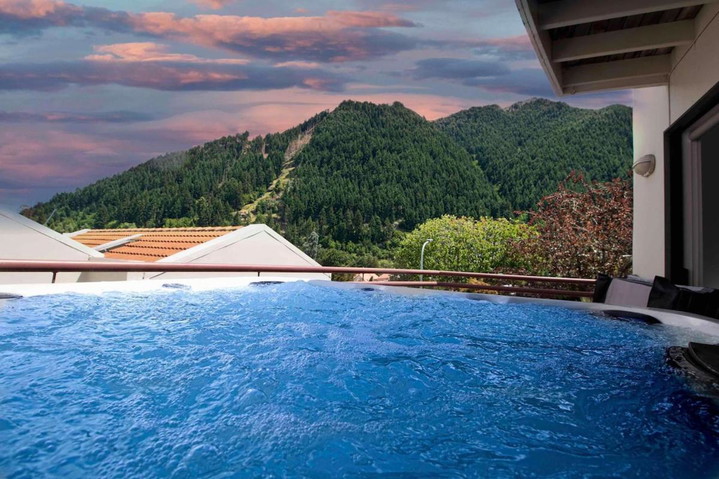 Close To The Action - In Town - Spa Pool - Queenstown, New Zealand