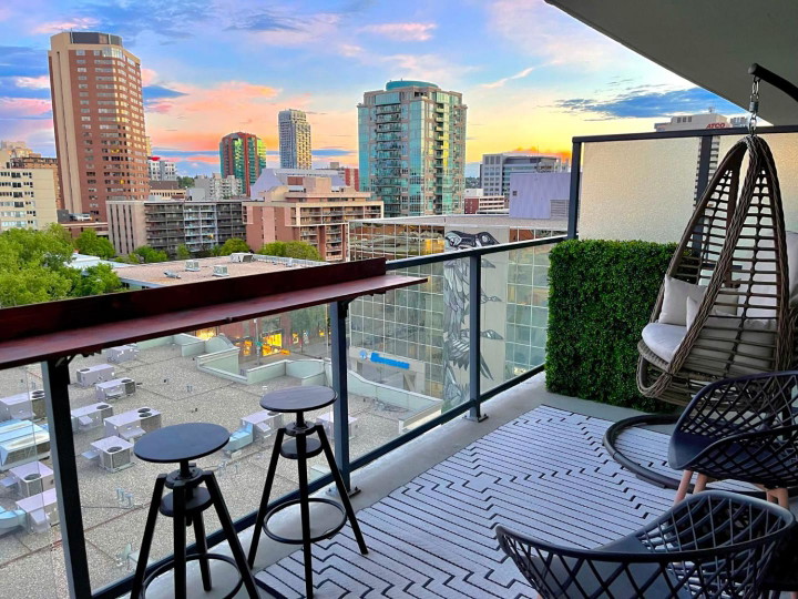 Luxury Dt, 2 Bedroom Deal, Private Balcony, Full Kitchen, Gym - Free Parking - Calgary