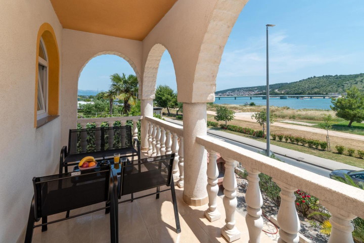 A 1 - Seafront Apt With Balcony 1 Min To Beach - Trogir