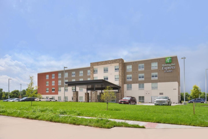 Holiday Inn Express & Suites Omaha Airport By Ihg - Council Bluffs, IA