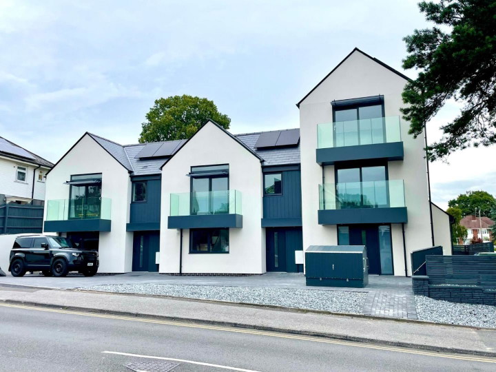 Brand New 4 Bedroom House -Sleeps 9 - Free Parking - Great Location - Fast Wifi - Smart Tv - Close To Poole & Bournemouth & Sandbanks - Bournemouth