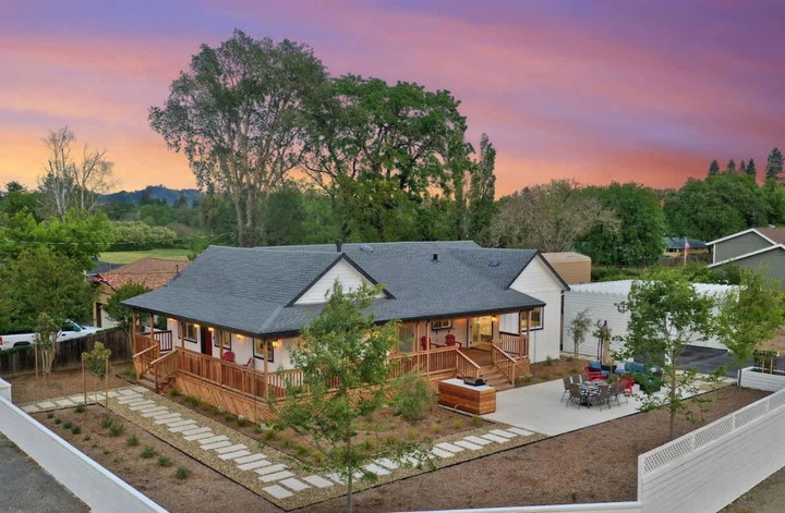Completely Remodeled Farmhouse With Stunning Views Of Dry Creek Valley - Healdsburg, CA