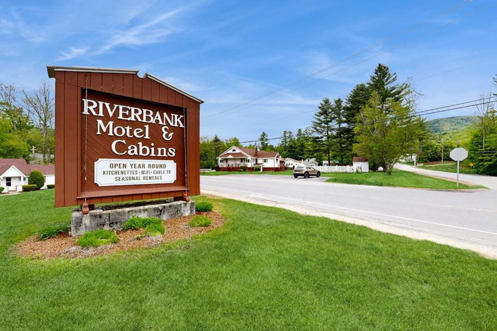 Cute Riverfront Cabin In Great Location W/ Shared Pool, Kitchenette, & Free Wifi - Franconia, NH