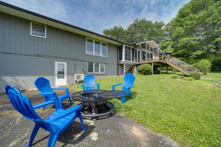 Centrally Located Brevard Home W/ Deck & Fire Pit! - Brevard, NC