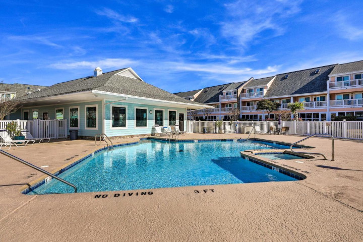 Emerald Isle Condo Near Beach W/ Screened Porch! - Emerald Isle, NC