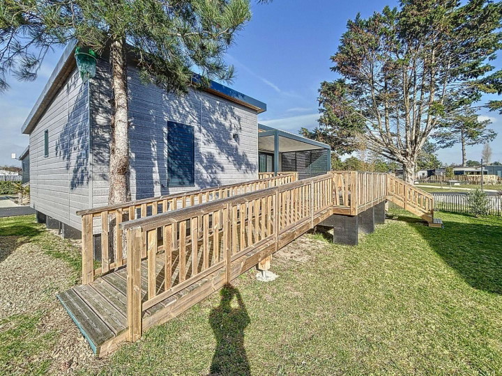Chalet De Standing à Jullouville - 6 Couchages, Piscine Chauffée, Proche Plage Et Commerces, Wi-fi Gratuit - Manche