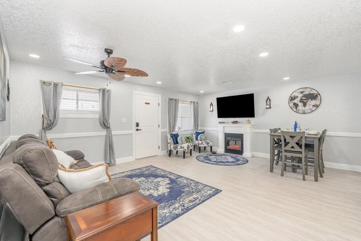 Elegant Retreat Near Downtown And Beach - Melbourne Beach, FL