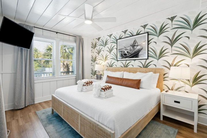 Folliday Inn - The Consul - Room 21 - Folly Beach, SC
