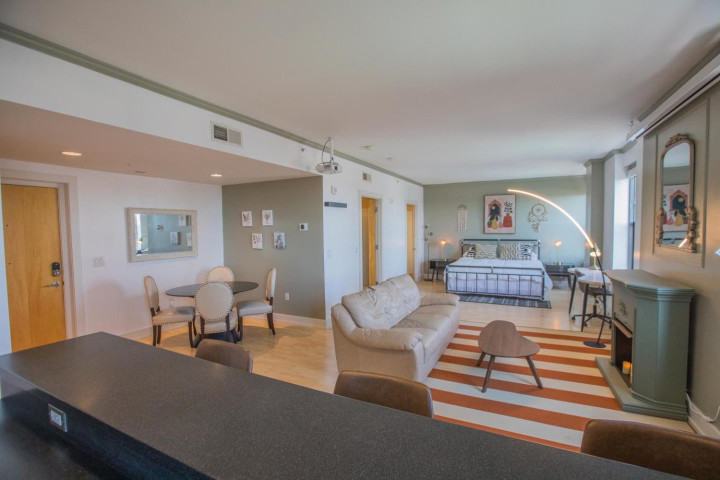 Designer Downtown Condo Suite - Splendid View - Des Moines, IA