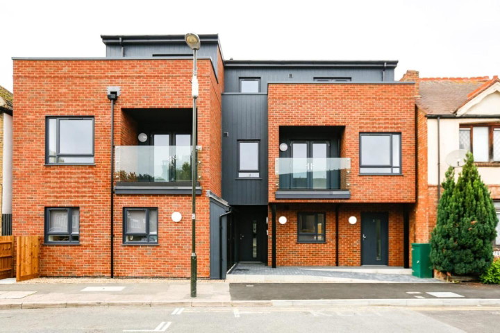Hybrid Resi - London, Mitcham Close To Tooting And Wimbledon - Surbiton