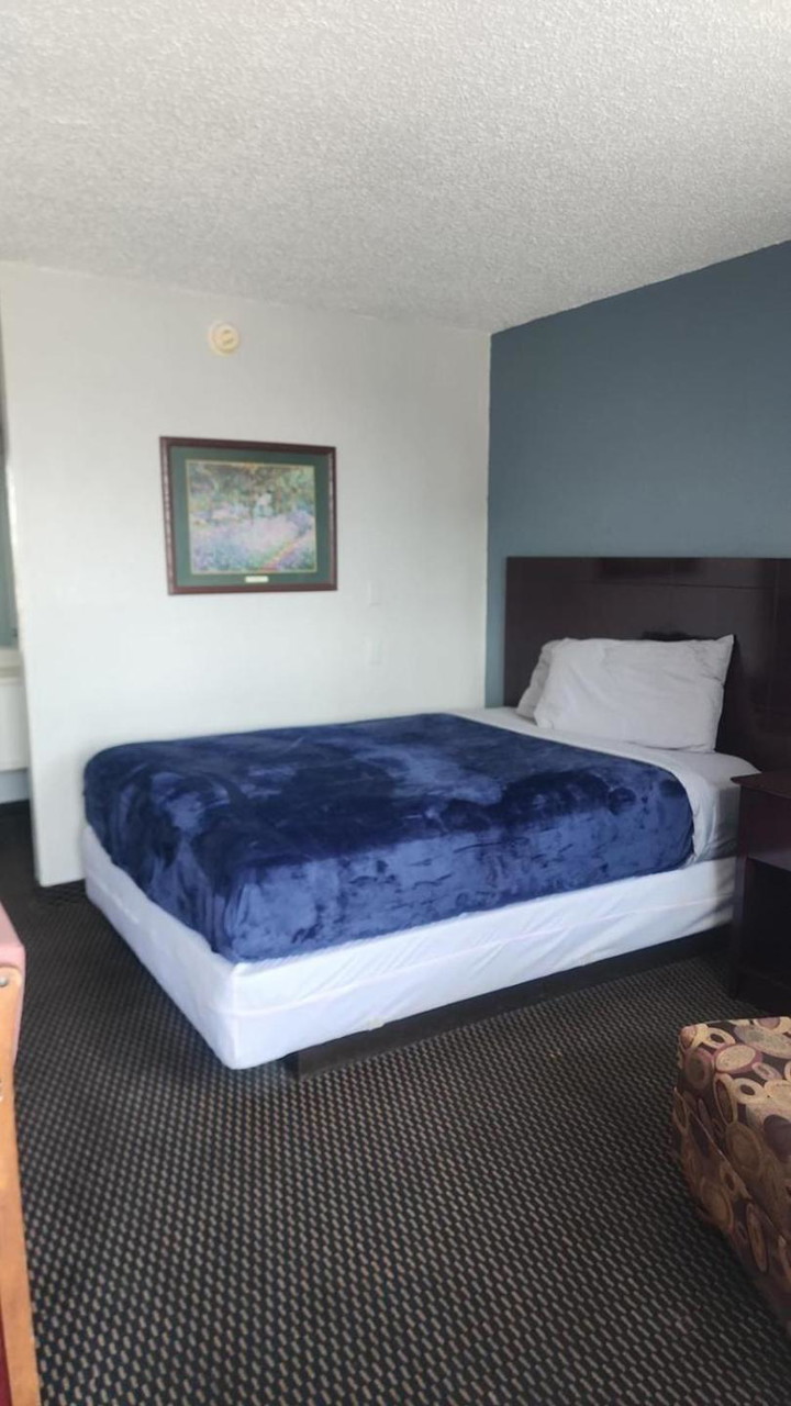 Queen Bed Hotel Room 210 - Amarillo, TX