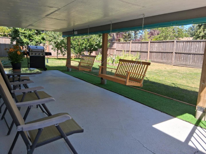 5 Beds 3 Full Bathrooms 3 Bedrooms, Quiet Day & Night, 15 Minutes Walk To 2 Beaches, Large Guest Yard, Kids Gym & Games, 4tvs, Breakfast, Workstation, Laundry, Kitchen - Vancouver Island
