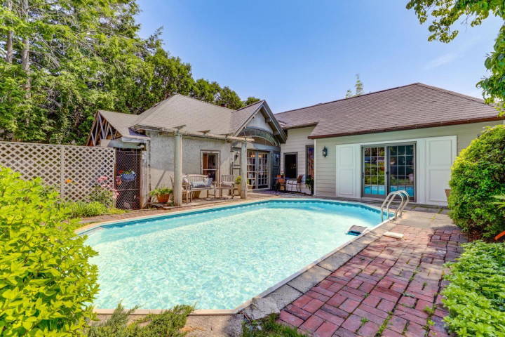 Shared Hot Tub: Historic Cottage, Walk To Elm Park - Worcester, MA