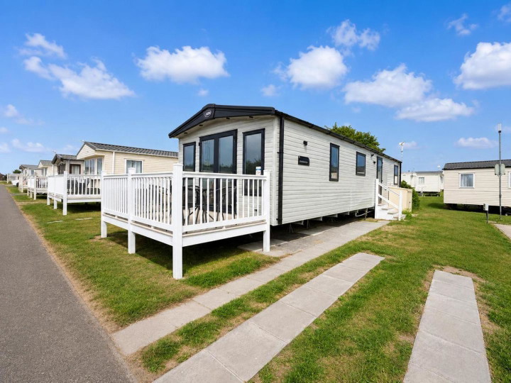 Stylish 6 Berth Caravan At California Cliffs With Decking In Scratby Ref 50056k - Caister-on-Sea