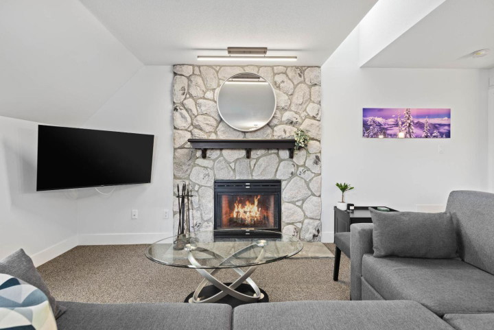 2br | Gleneagle | Gourmet Kitchen | Newly Updated | Wood Fire | Parking - Whistler Blackcomb
