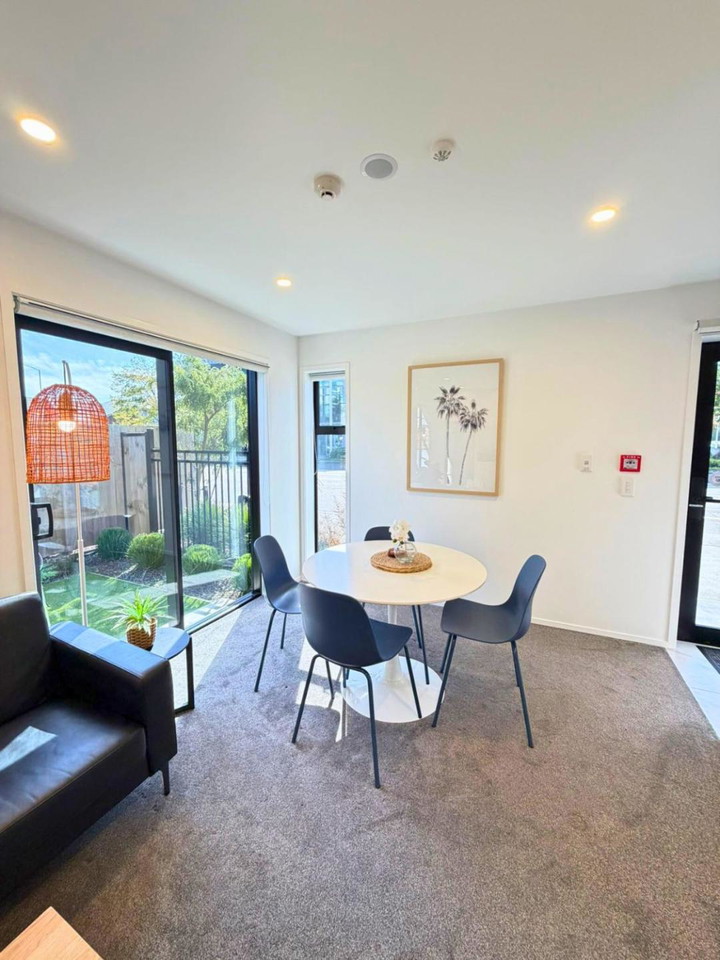 Central 2 Bedroom Townhouse With Private Yard - West Coast