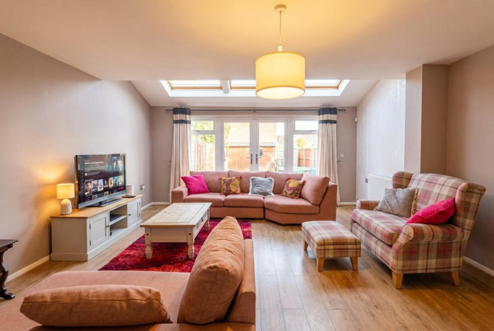 3-bed Salford Home, Free Parking & Wi-fi - Rochdale