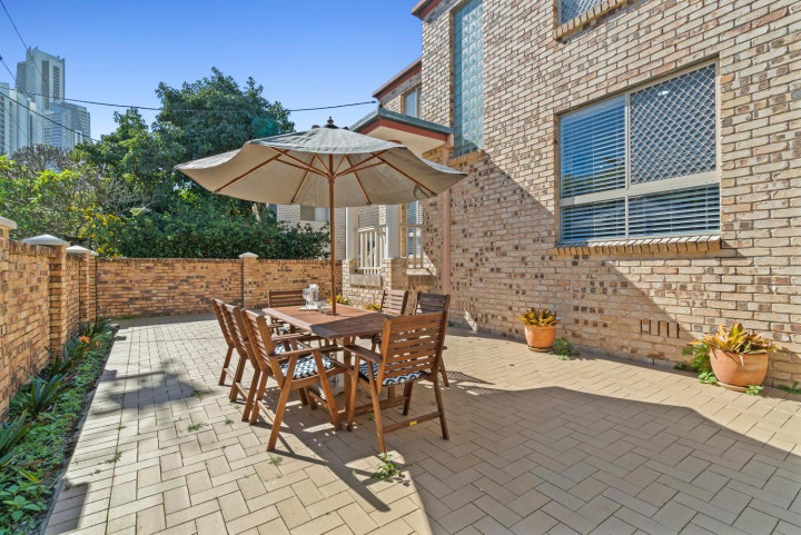 Surfers Enclave - A Spacious Family Home - Surfers Paradise