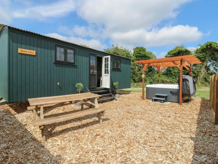Luxury Shepherd Hut With Private Hot Tub - Cambridgeshire