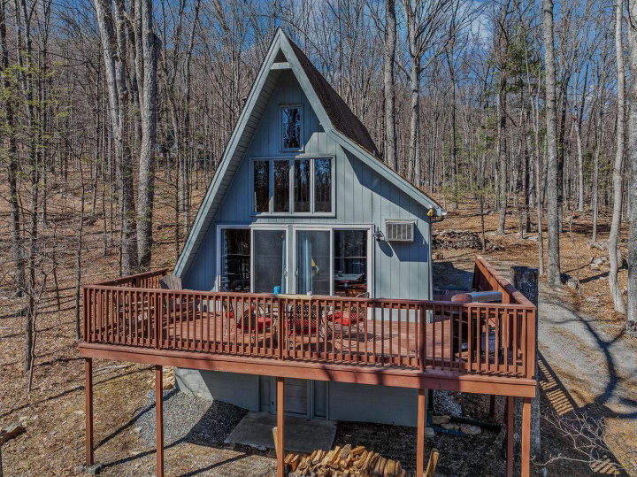 Cricket Chalet -- Pet Friendly, Grill, Wifi, Deck , Family Friendly , Game Room, Arcade Game, Dry Bar, Hiking, Pool Access, Wood Stove - Berkeley Springs, WV