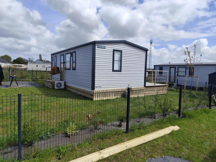 Mobil Home Num 4 , Se Situant Dans Un Parc De Résidence De Loisir Proche De La Mer - Normandie