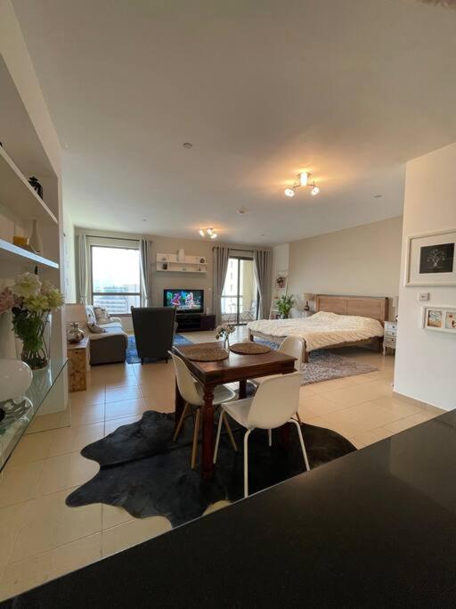 Sunset Oasis: Beachfront Studio - United Arab Emirates