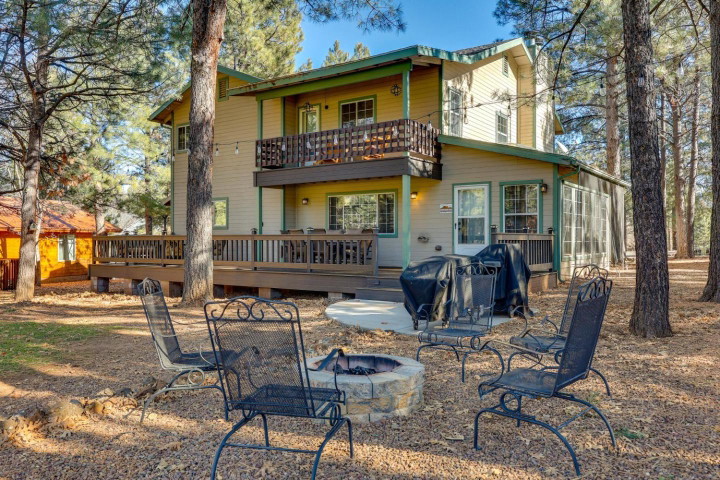 4 Mi To Woodland Lake: 2-story Home W/ Grill - Pinetop-Lakeside, AZ