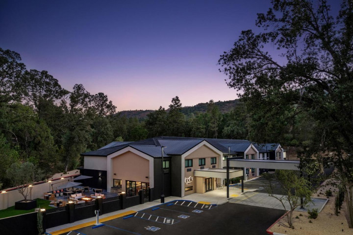 The Inelle, Oakhurst Yosemite, A Tribute Portfolio Hotel - Yosemite National Park, CA