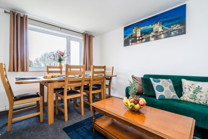 Mayflower 5-bed Home, Contractors, Family, Harry Porter - Watford