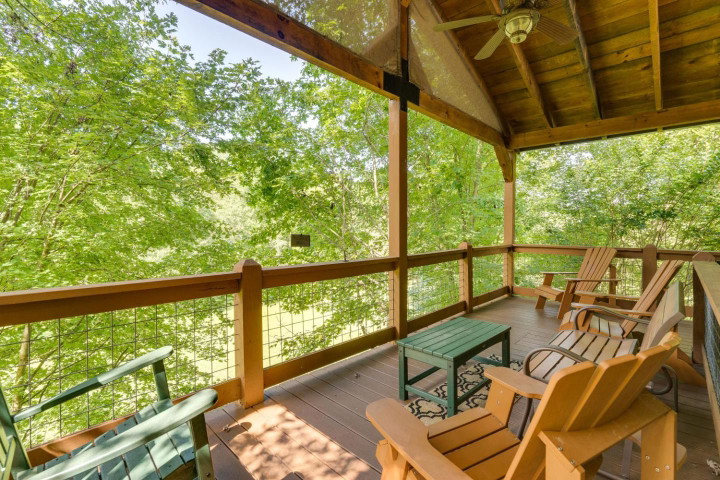 Cozy Creekside Cabin W/ Fire Pit & Views! - North Carolina