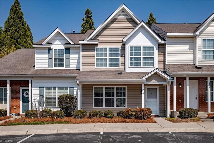 Comfort & Style-3-bed Townhome Near Airport Pool - Lake Higgins