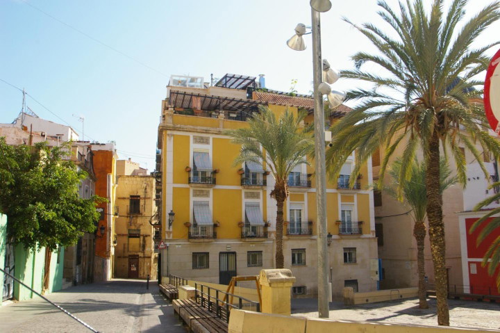 Edificio Amarillo En El Barrio - Alicante
