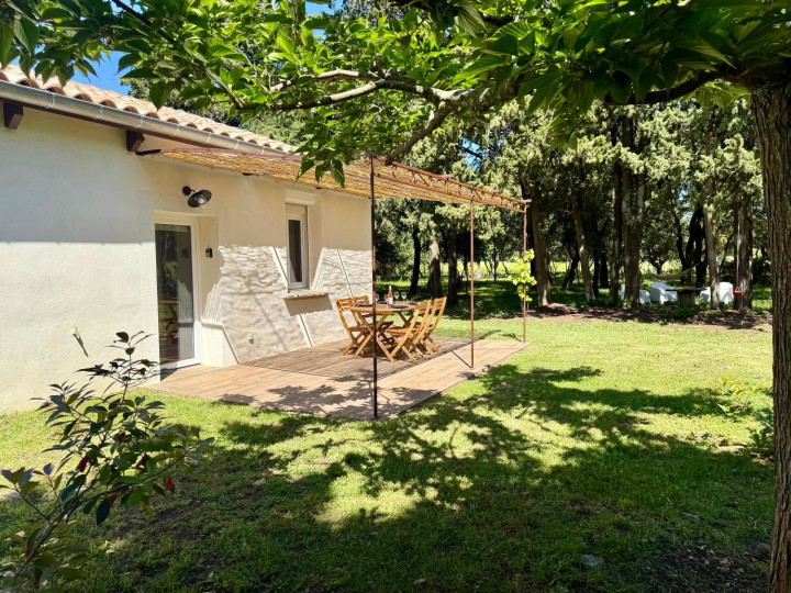 Maisonnette Avec Petite Forêt - Valréas
