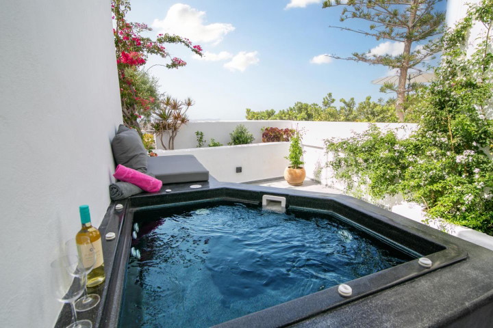 Sensia Luxury Studio With Hot Tub - Oia