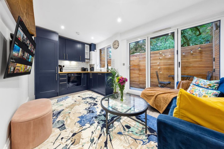 Modern 1 Bed Flat In Barnes Near River Thames - London, UK