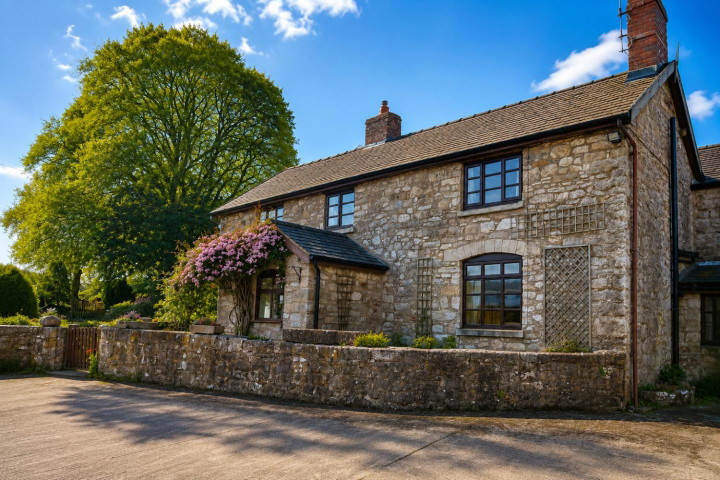 Cynynion Uchaf Farmhouse - 18th Century, Welsh Borders, Breathtaking Views - Oswestry