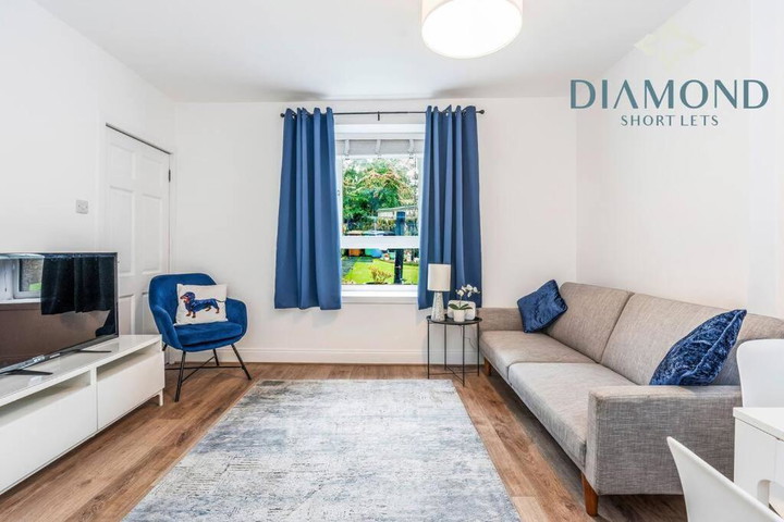 Foundry - 2 Bedrooms, Fully Equipped, Free Parking, Wifi, Favourite For Contractors, Long Stays Welcome, Food, Bars, Shops By Diamond Short Lets - Dunfermline
