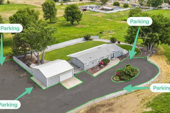 Big Parking Lot, Pets Invited, Fenced Farm Home - Burbank, WA