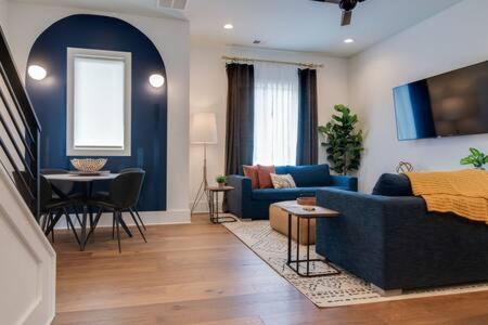 7br Retreat, Rooftops, Garages, Walkable To Faves 5 Mins To Nissan Stadium, Less Than 10 Mins To Broadway, 24 Hr Hospitality, Great For Groups - Nashville