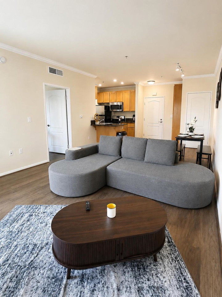 Spacious Retreat In Dtla 1b1b With Balcony -Pool Jacuzzi With City View And Huge Gym - Downey, CA