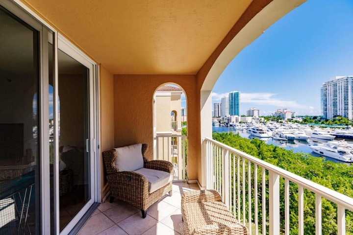 Uhost Ai - 3br Condo - Stunning Water Views - Miami Gardens, FL