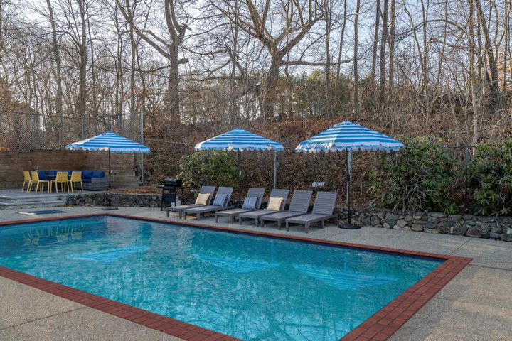 Spacious Poolside Boston Stay Sleeps 8 Pet Friendly - Wellesley, MA