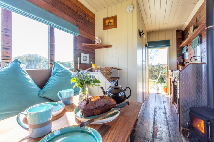 The Hoot Romantic Glamping - Wiltshire