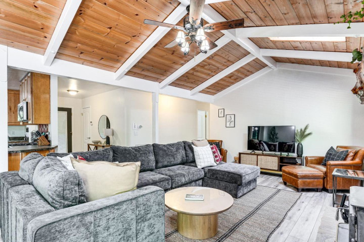 Arnold Family Cabin W/ Hot Tub, Arcade & Deck - Murphys, CA