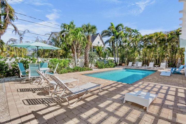 Pink Palm Bungalow - Anna María, FL